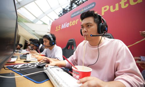 Haraku Ramen unveils 3.5-metre-long noodle for gamers who hate pausing ...